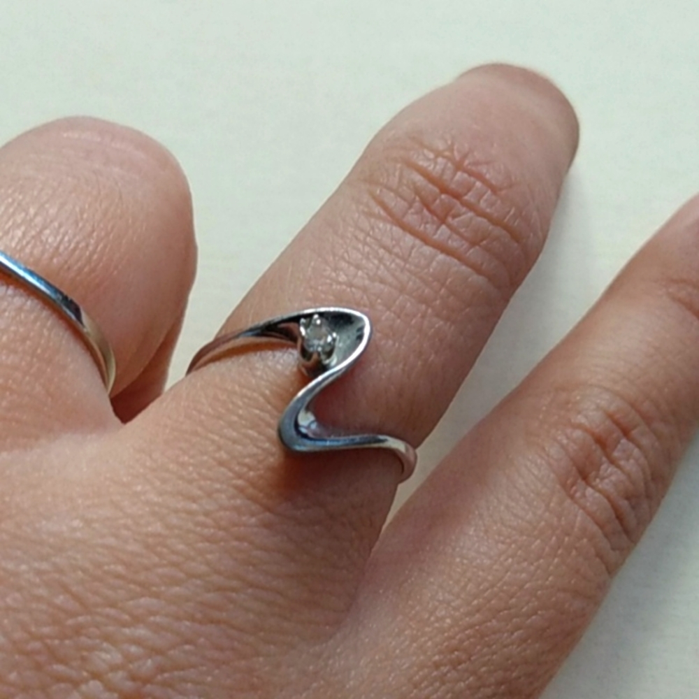 10k White Gold Z Zag Diamond Chip Ring - Gem